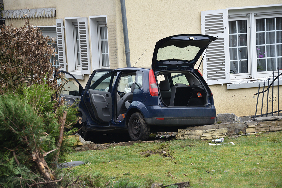 Auto prallt gegen Hauswand - Oberberg-Aktuell