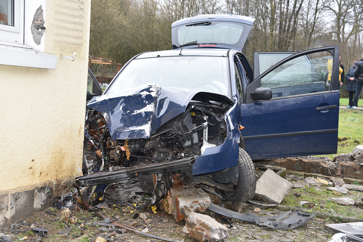 Auto prallt gegen Hauswand - Oberberg-Aktuell