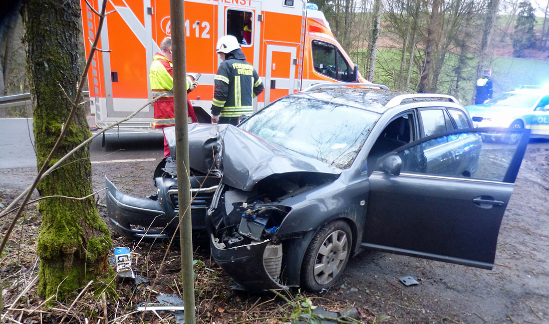 Auto kollidiert mit Baum - Fahrer leicht verletzt - Oberberg-Aktuell