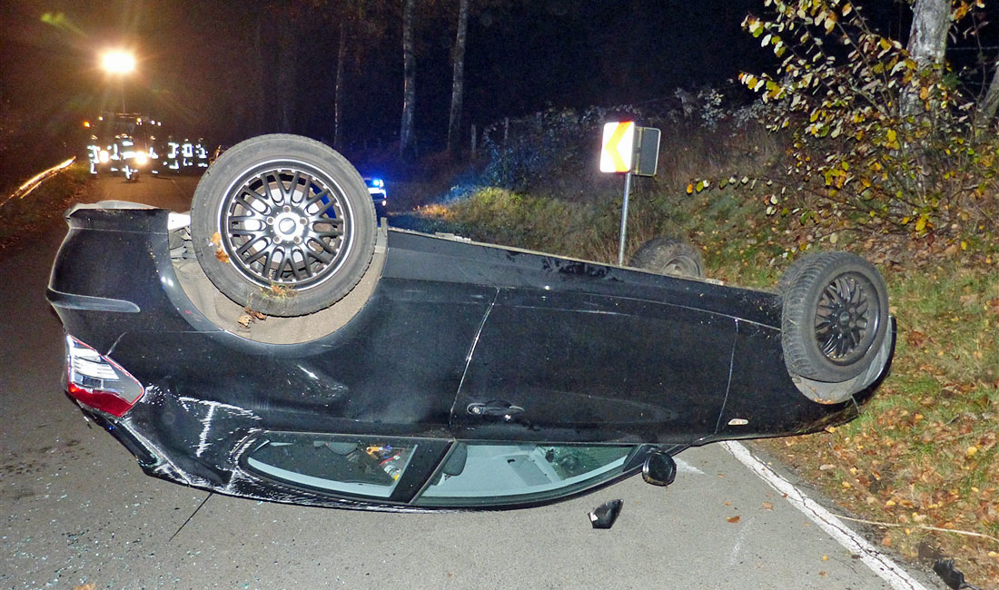 Auto prallt gegen Baum - 56-Jähriger verletzt - Oberberg-Aktuell