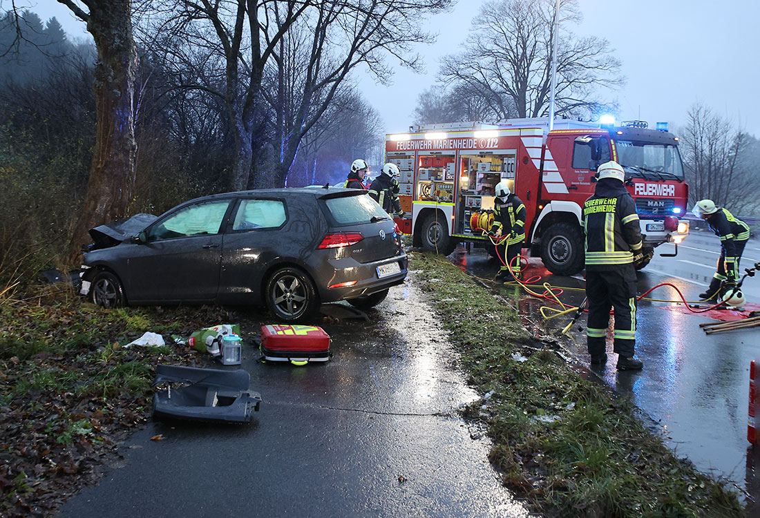 Auto prallt gegen Baum: Drei Personen schwer verletzt - Oberberg-Aktuell