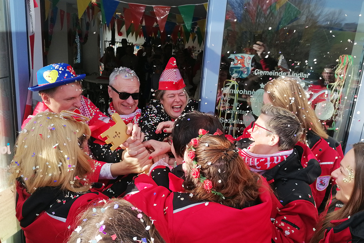 Konfettiregen für Lindlars „Dreigestirn“ - Oberberg-Aktuell