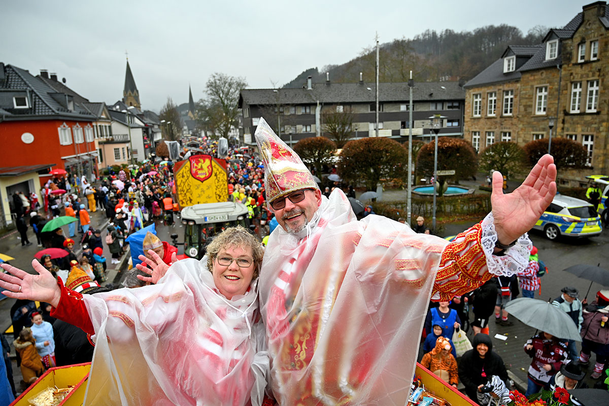 Zoch in Ründeroth: Jecken trotzen dem Wetter - Oberberg-Aktuell
