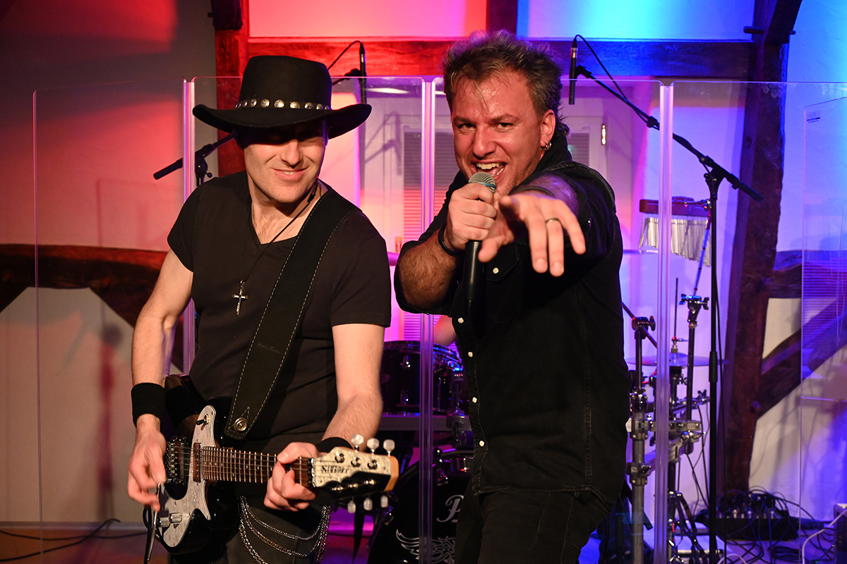 „Living Theory“ brachten das Burghaus zum Beben - Oberberg-Aktuell