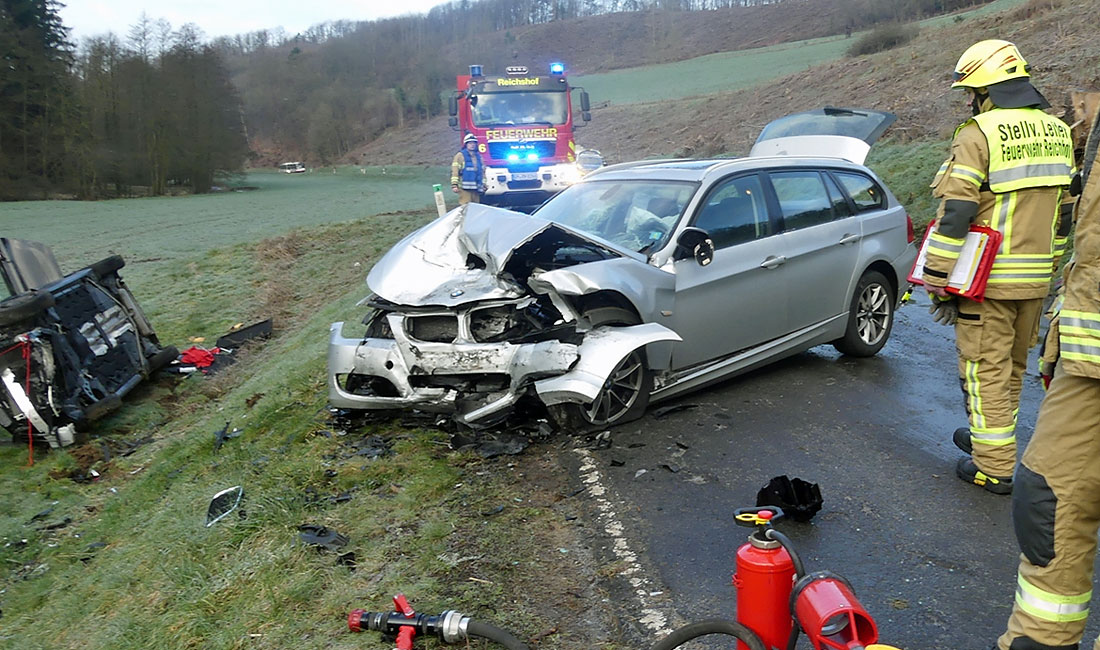 Frontalkollision fordert zwei Schwerverletzte - Oberberg-Aktuell