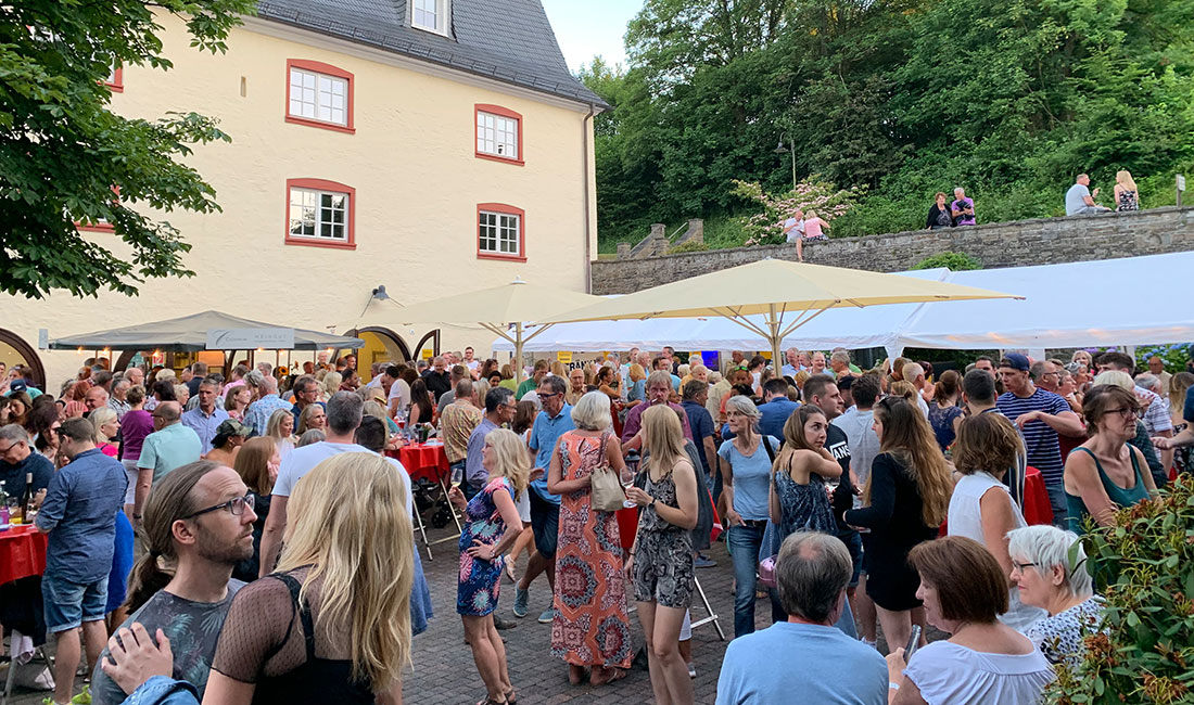 „Wein & Musik“ rund um das Burghaus Bielstein - Oberberg-Aktuell