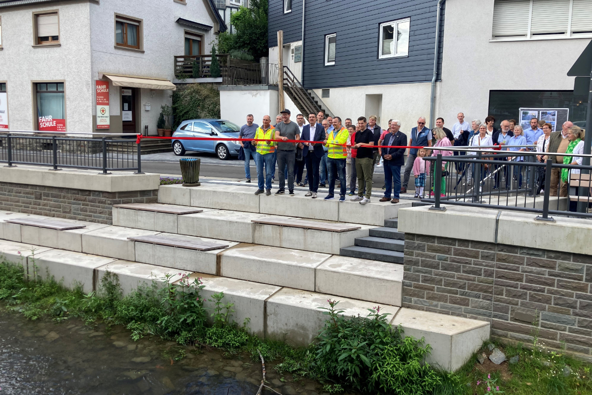 Abschluss und Auftakt gefeiert - Oberberg-Aktuell