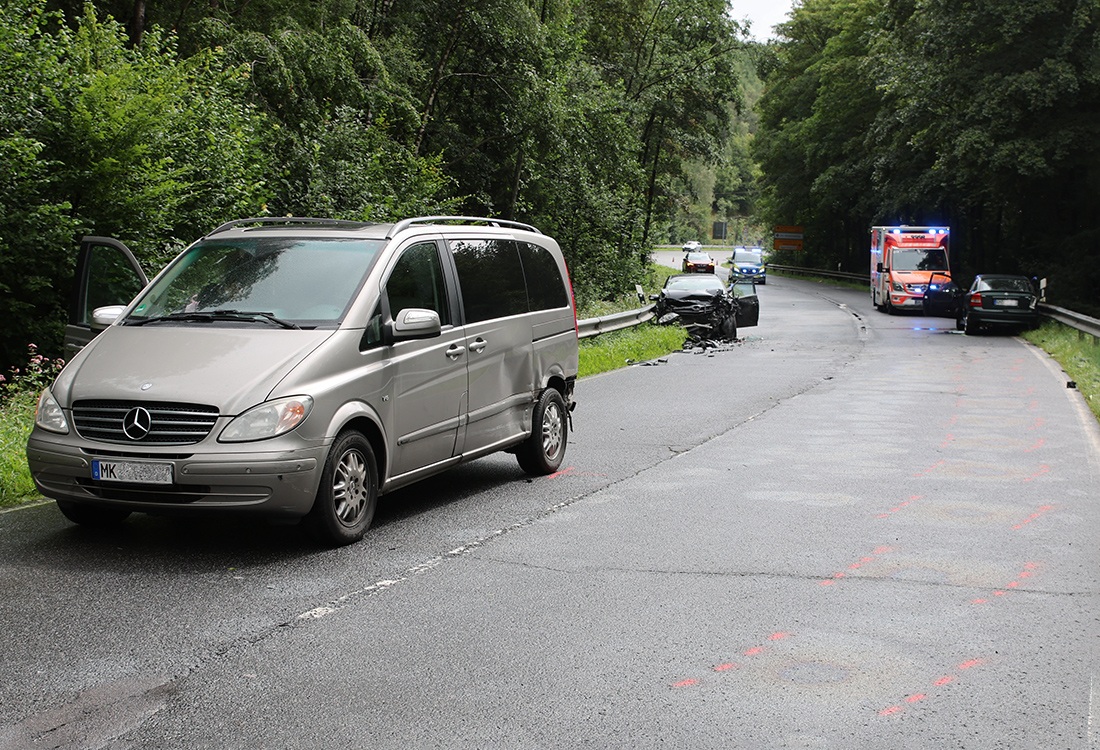 Zwei Verletzte und hoher Schaden bei Unfall auf der L 173 - Oberberg-Aktuell