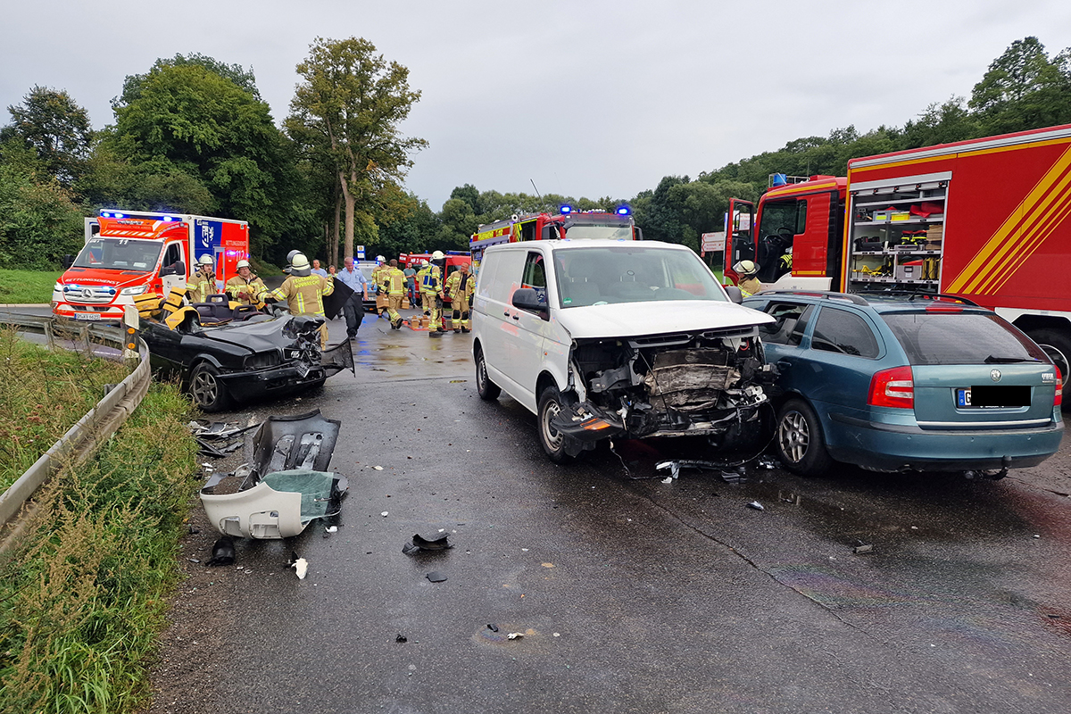 Schwerer Unfall mit vier Verletzten – Frau (19) muss in Klinik geflogen werden - Oberberg-Aktuell