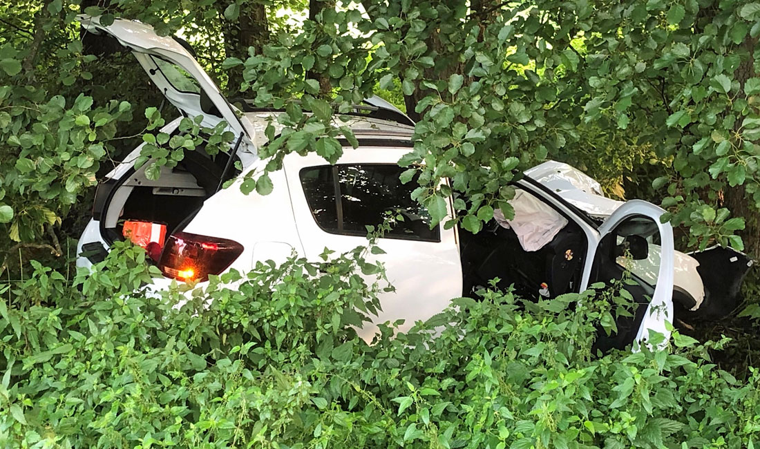 Auto prallt gegen Baum: Zwei junge Menschen schwer verletzt - Oberberg-Aktuell