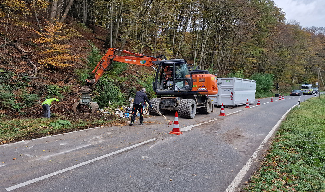 Tonnenweise Sperrmüll bei Unfall verteilt - Oberberg-Aktuell