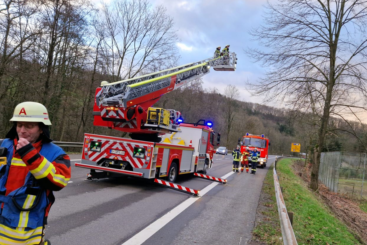 Rettungsaktion mit Drehleiter - Oberberg-Aktuell