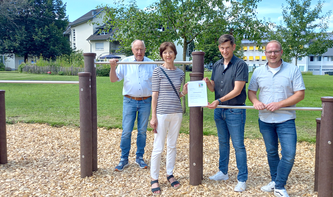 Heimatverein schenkt der Gemeinde ein Dreifach-Reck - Oberberg-Aktuell
