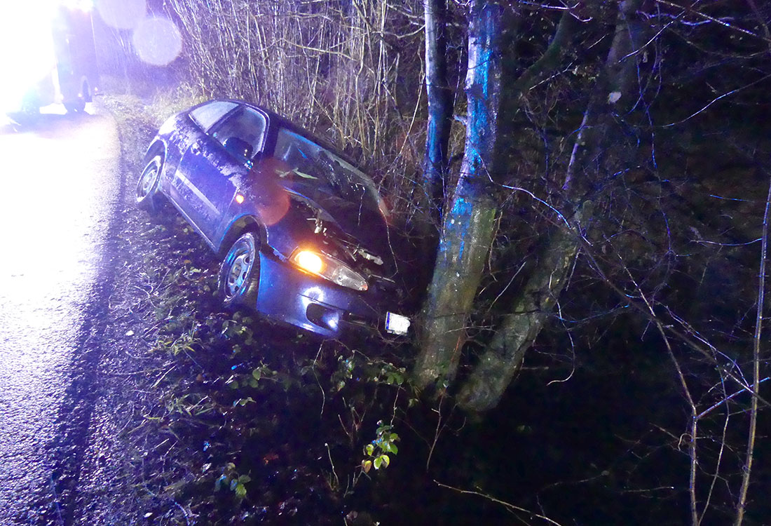 Frontal gegen Baum gefahren: Zwei Schwerverletzte - Oberberg-Aktuell