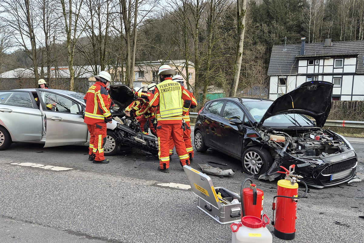 Unfall fordert zwei Leichtverletzte - Oberberg-Aktuell
