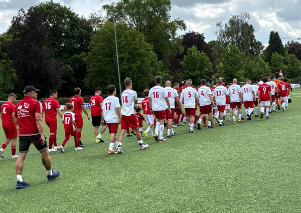 „VfR-Legenden“ trennen sich mit torreichem Unentschieden - Oberberg-Aktuell